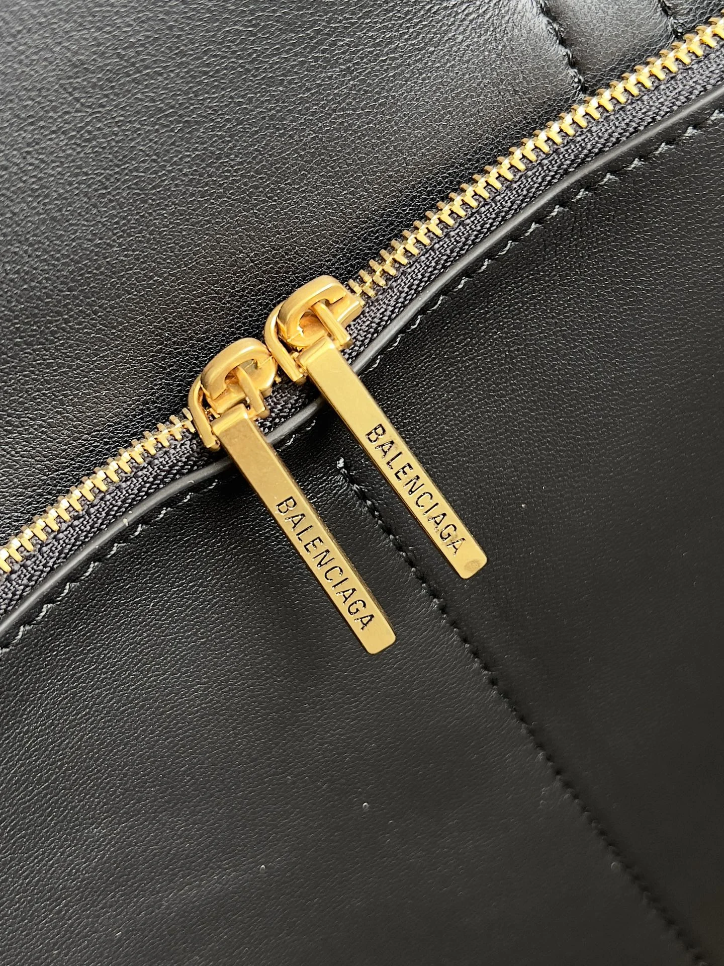 Top match Balenciaga Air Messenger Bag - Compact Urban Style 35.9x28.9x16 cm