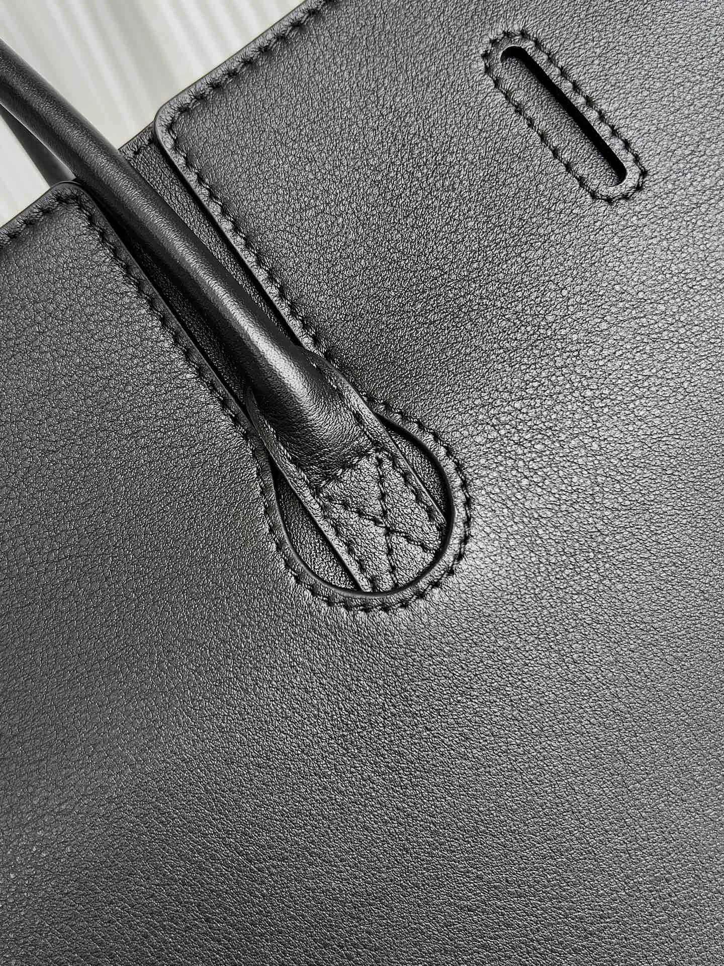 Top match Balenciaga Air Messenger Bag - Compact Urban Style 35.9x28.9x16 cm