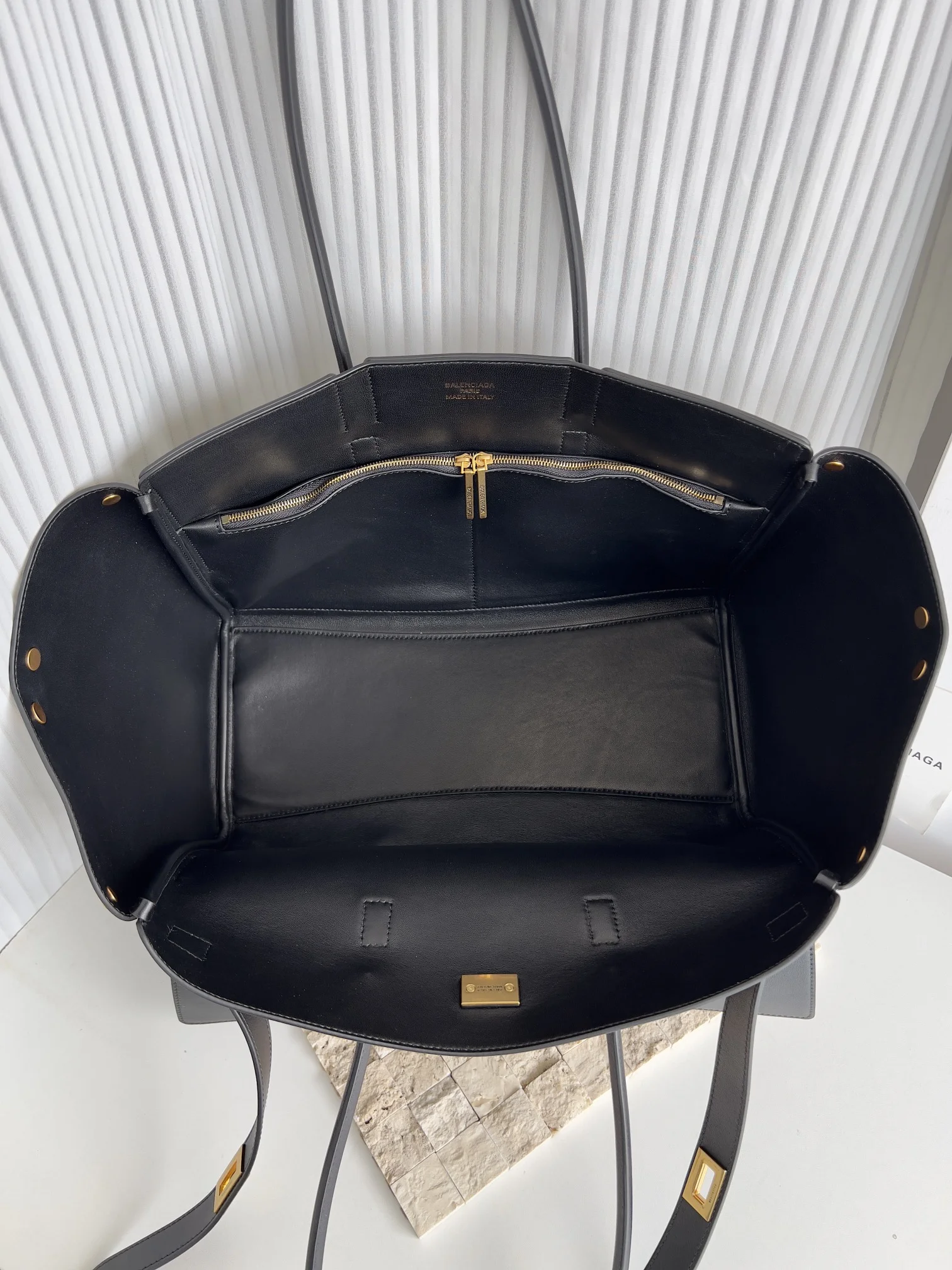 Top match Balenciaga Air Messenger Bag - Compact Urban Style 35.9x28.9x16 cm