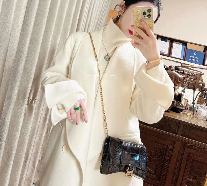 Affordable Balenciaga Chic Hourglass Crocodile Chain Bag - Versatile Elegance