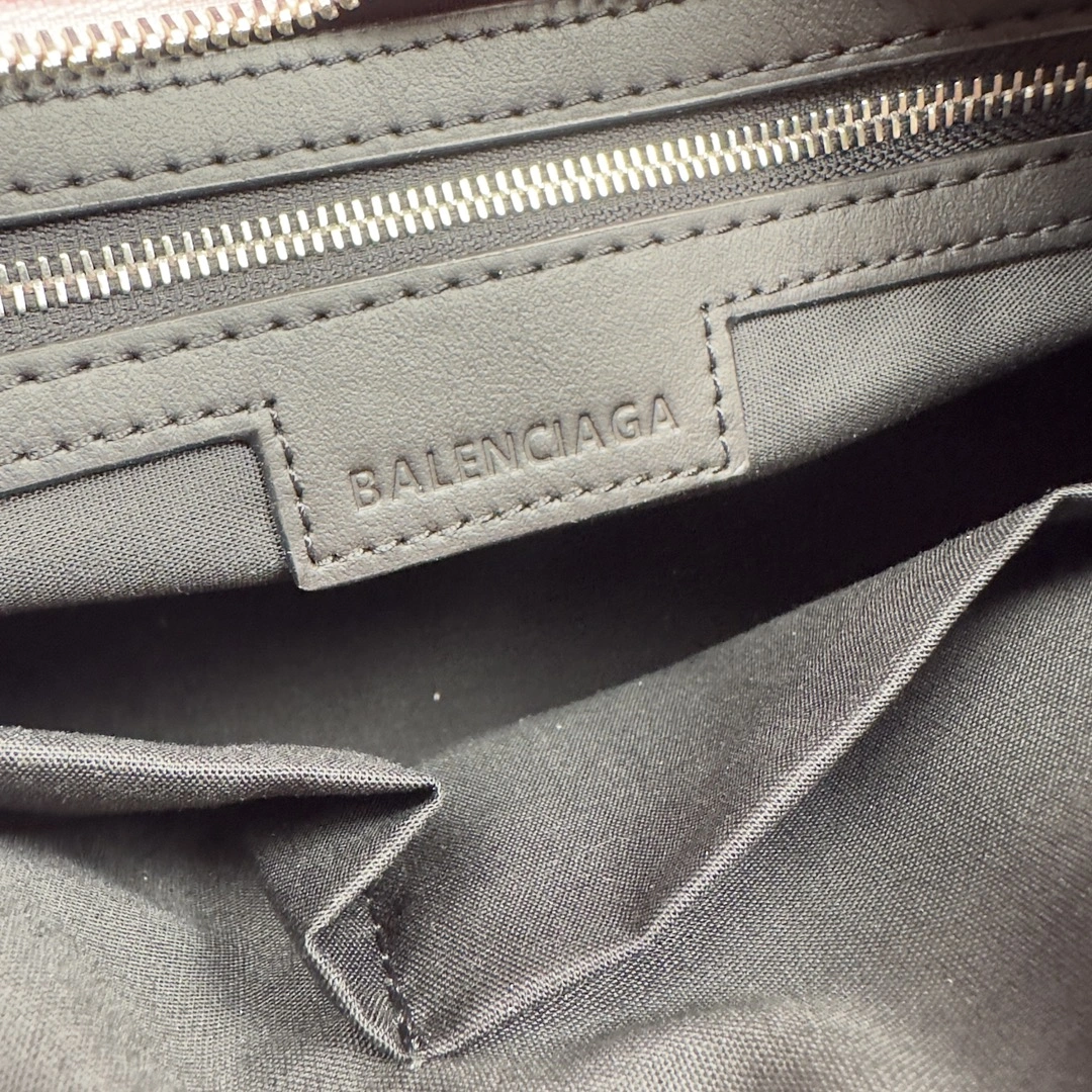 Value-priced Balenciaga Classic Series Medium Motorcycle Bag - Streamlined Elegance
