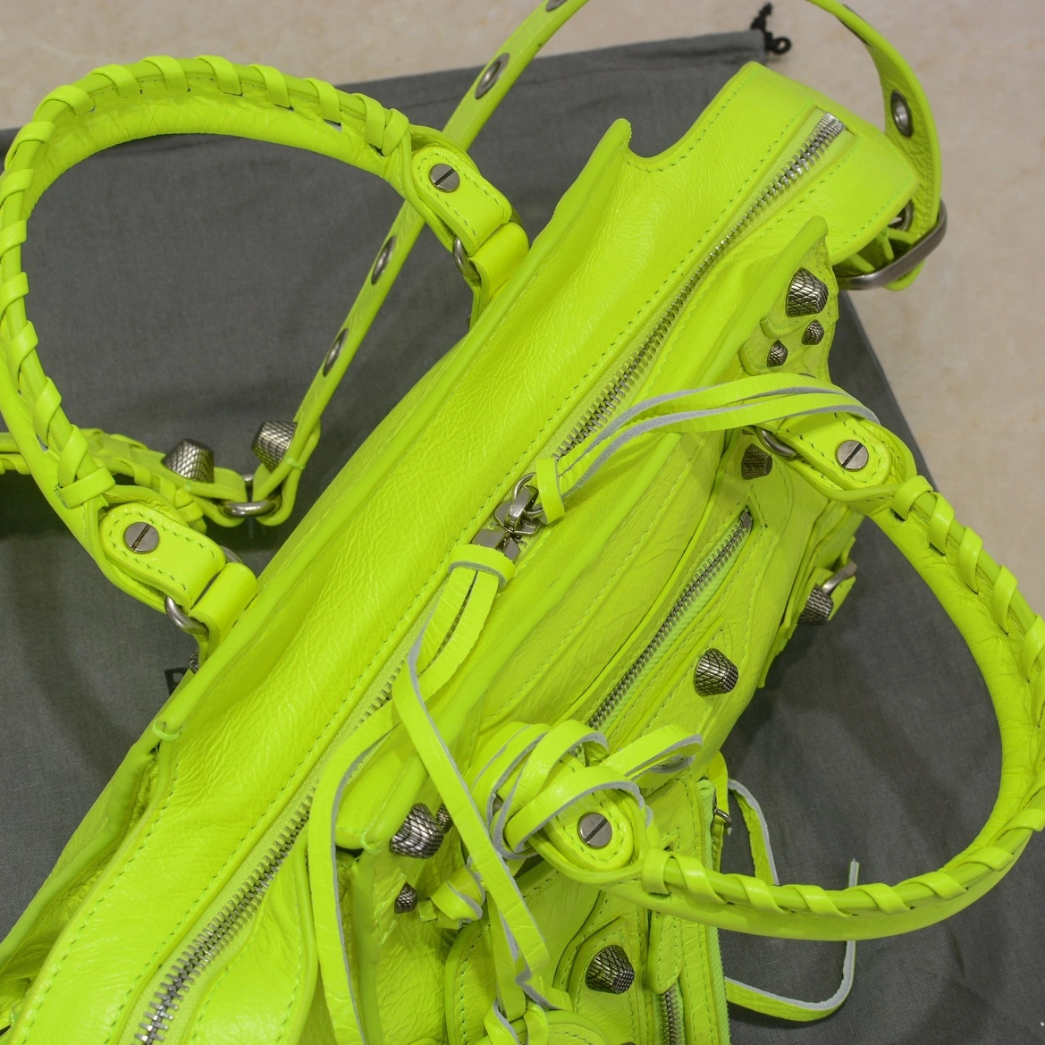 Accurate model Balenciaga Fluorescent Green Neo Cagole Heart Mirror Bag