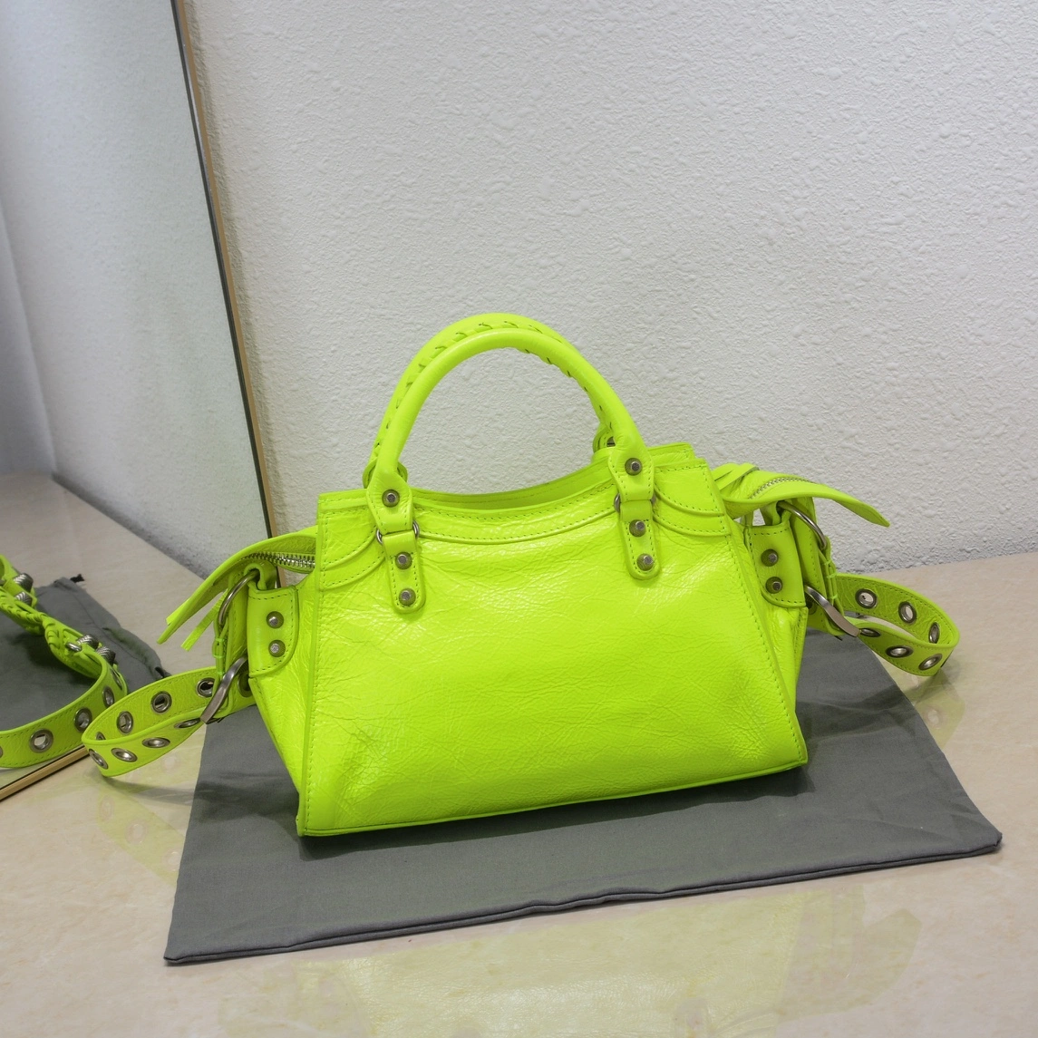 Accurate model Balenciaga Fluorescent Green Neo Cagole Heart Mirror Bag