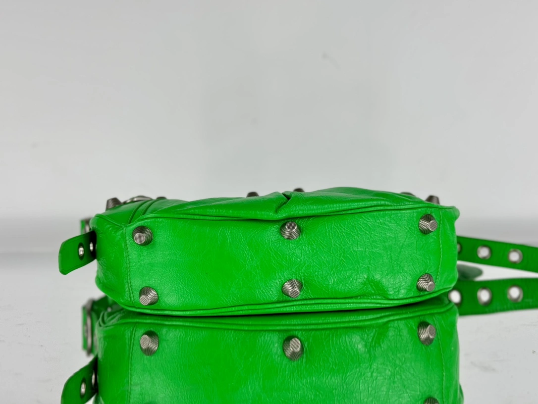 Low-cost Balenciaga Green Oil Wax Le Cagole Half-Moon Dumpling Bag