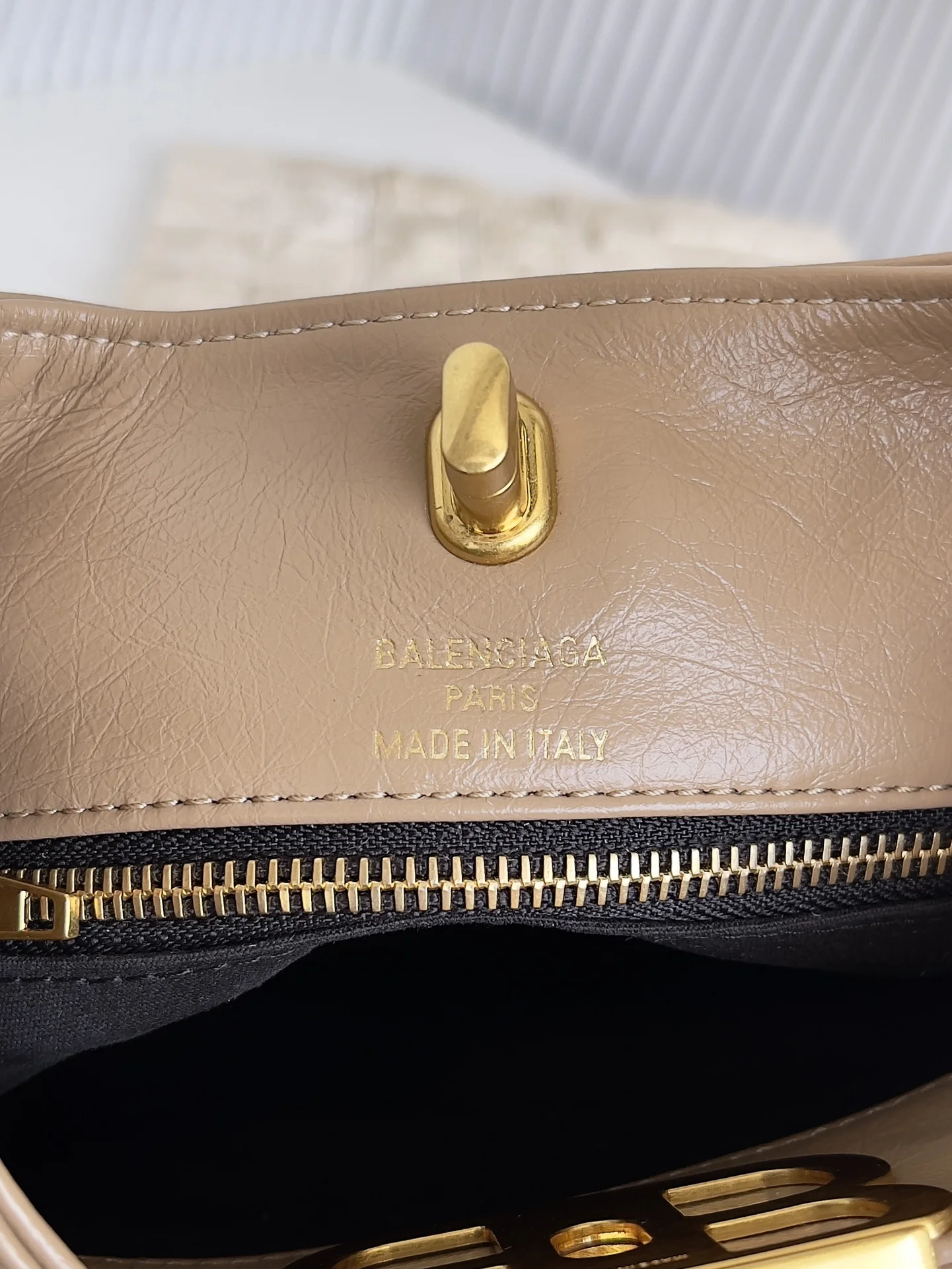 Indistinguishable Balenciaga Modern Hobo Bag - 20x20.5x6.8 cm
