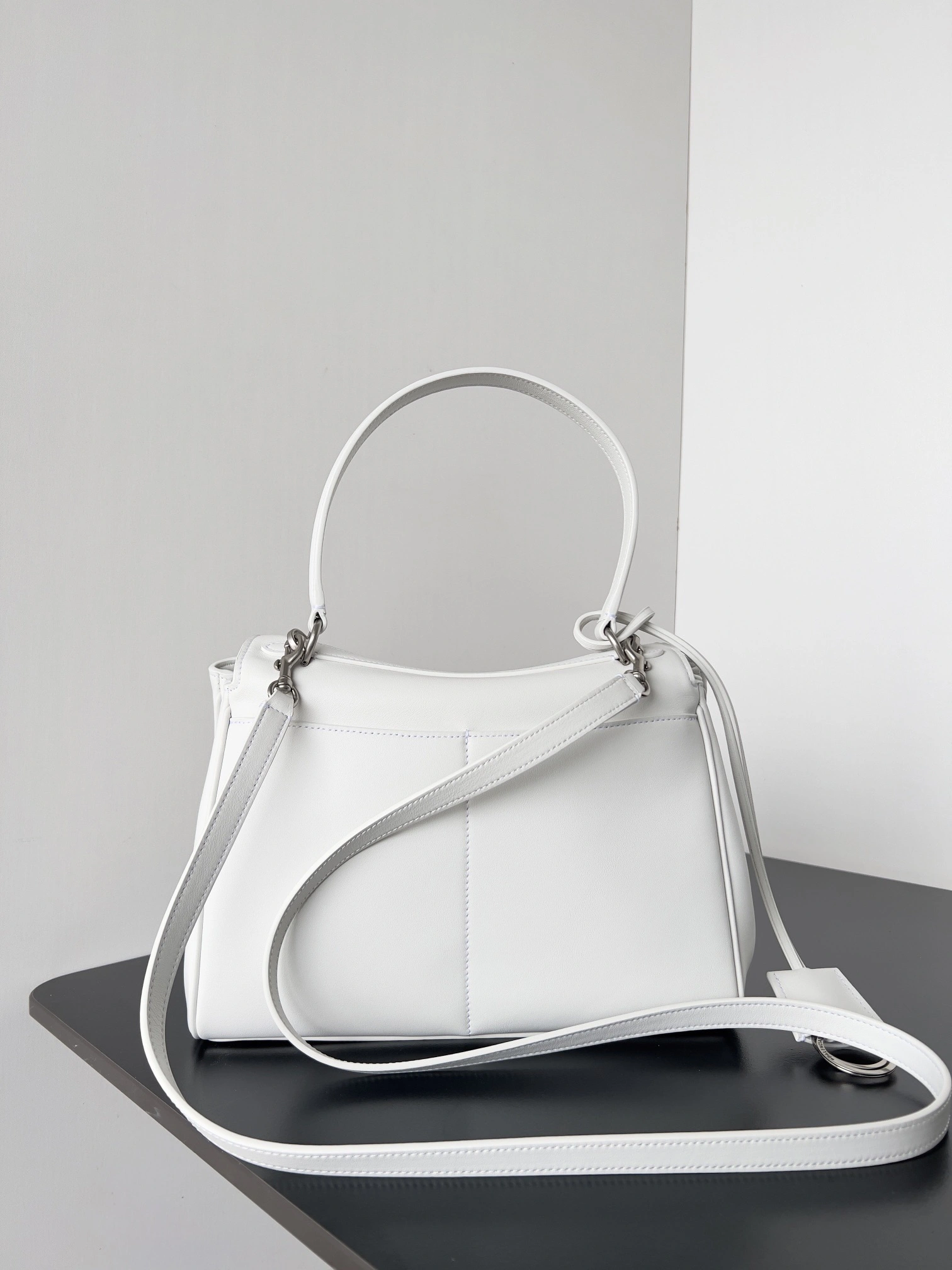Top mirror Balenciaga Rodeo Drive Luxe Oversized Soft Bag - Silver Edition