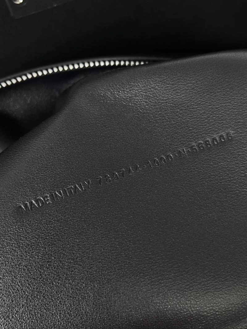 Top match Balenciaga Rodeo Drive Oversized Soft Luxe Tote Bag