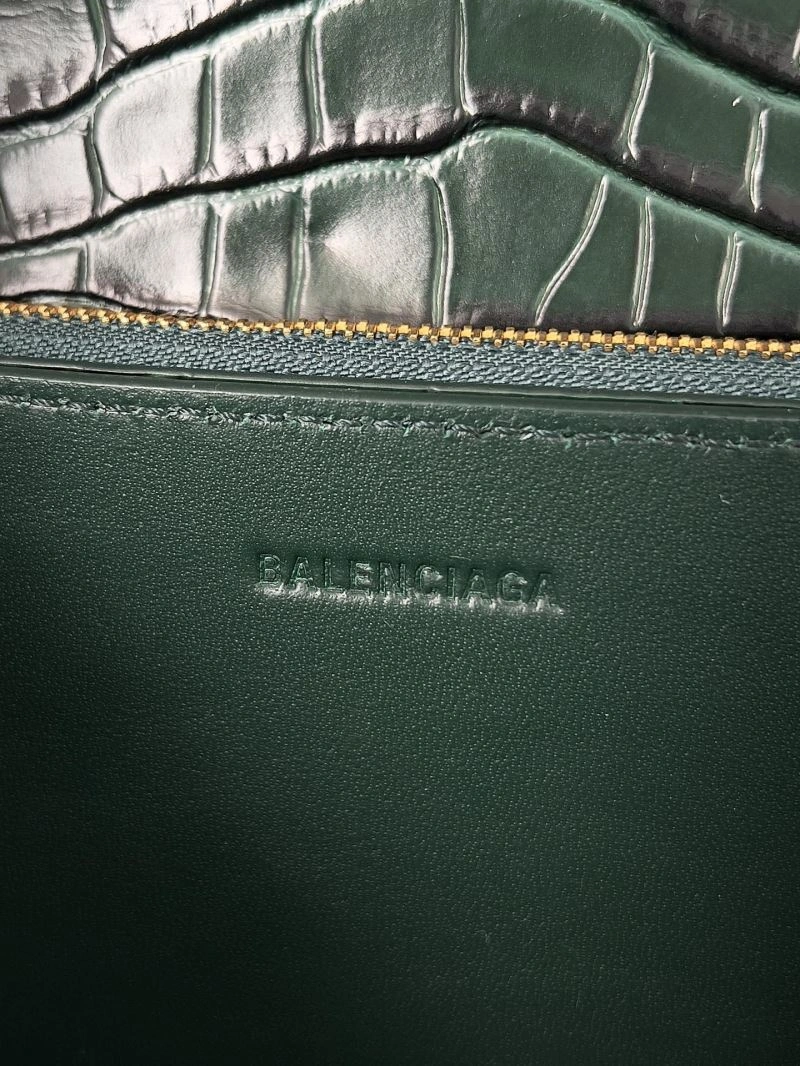 Top mirror Balenciaga Spring 2022 Gossip Crossbody Bag with Double B Logo