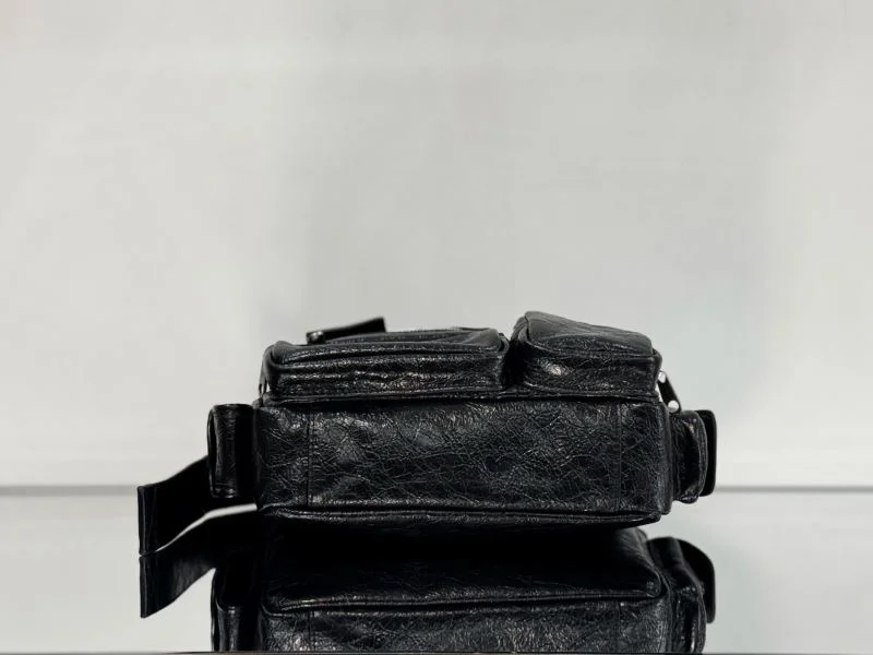Accurate model Balenciaga Superbusy Vintage Camera Bag - Spring Summer 2025