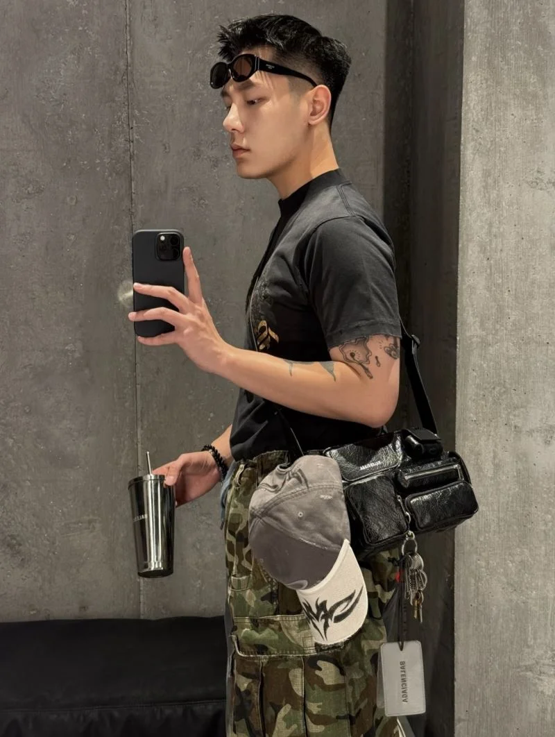 Accurate model Balenciaga Superbusy Vintage Camera Bag - Spring Summer 2025