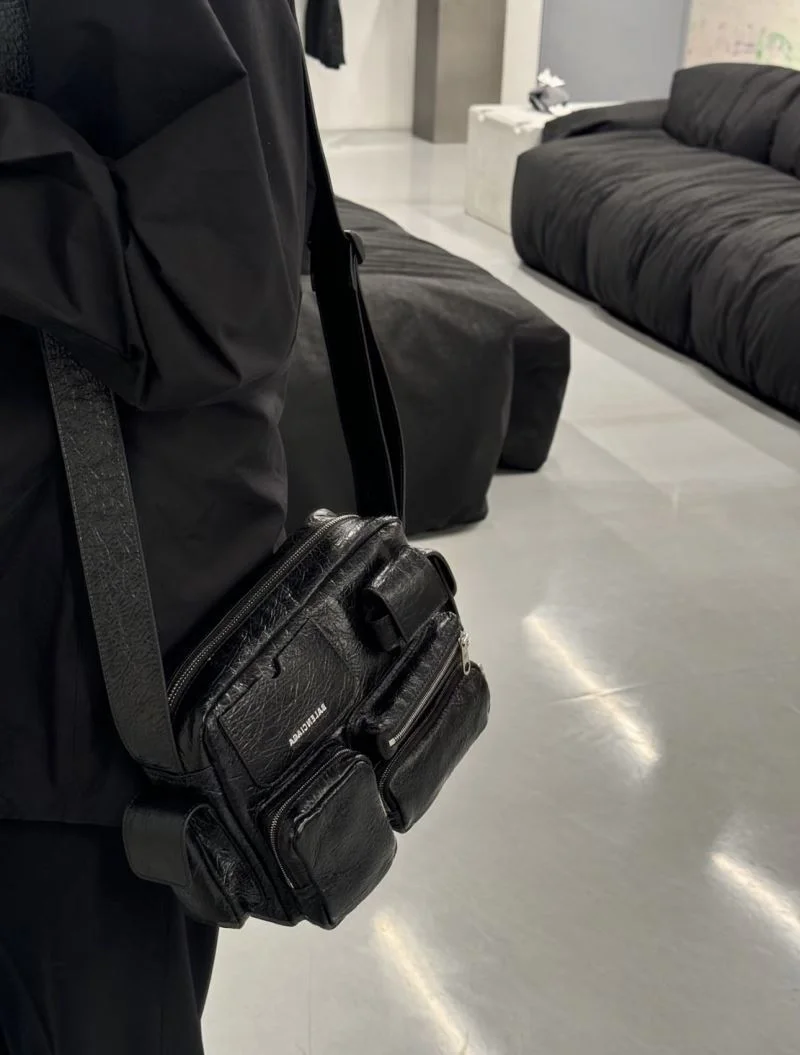 Accurate model Balenciaga Superbusy Vintage Camera Bag - Spring Summer 2025