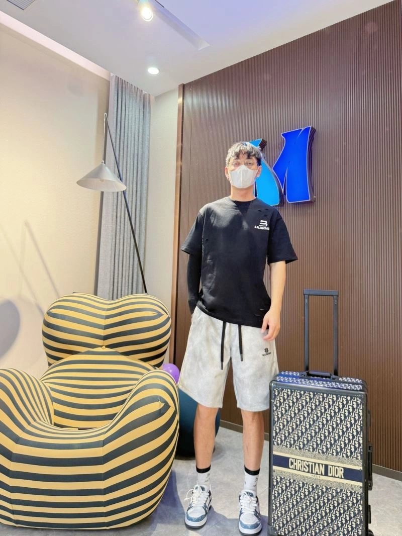 Bargain Balenciaga T-Shirts
