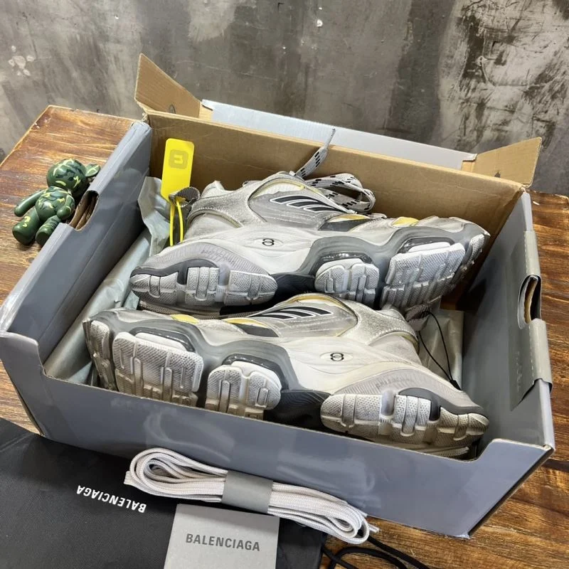 Accurate model Balenciaga Track Shoes