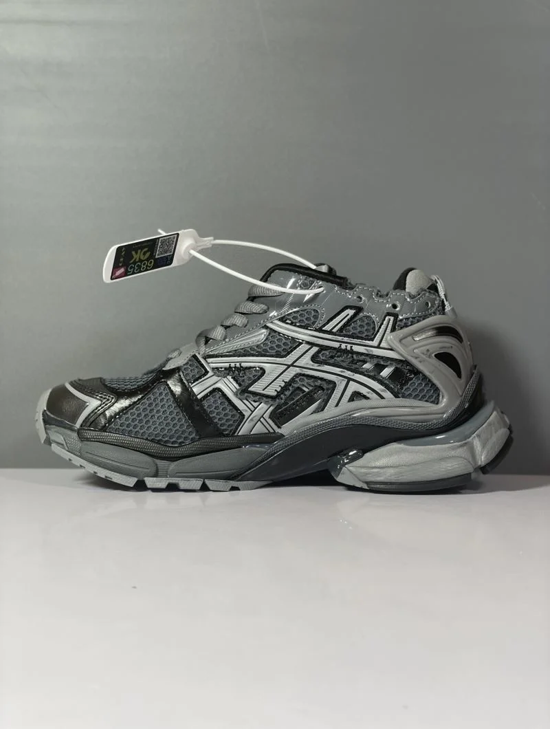Accurate model Balenciaga Track Shoes