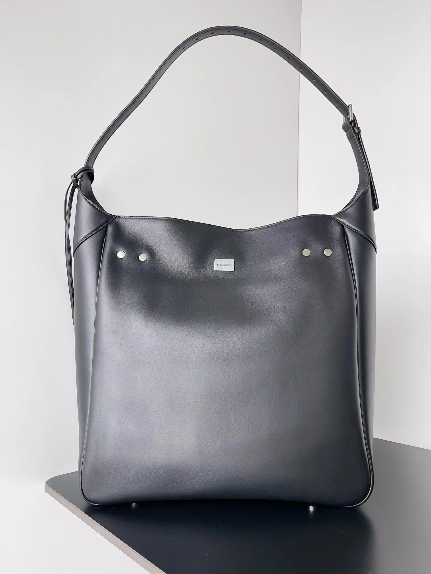 Budget-friendly Balenciaga Urban Chic Air Hobo Bag - 2024 Winter Collection