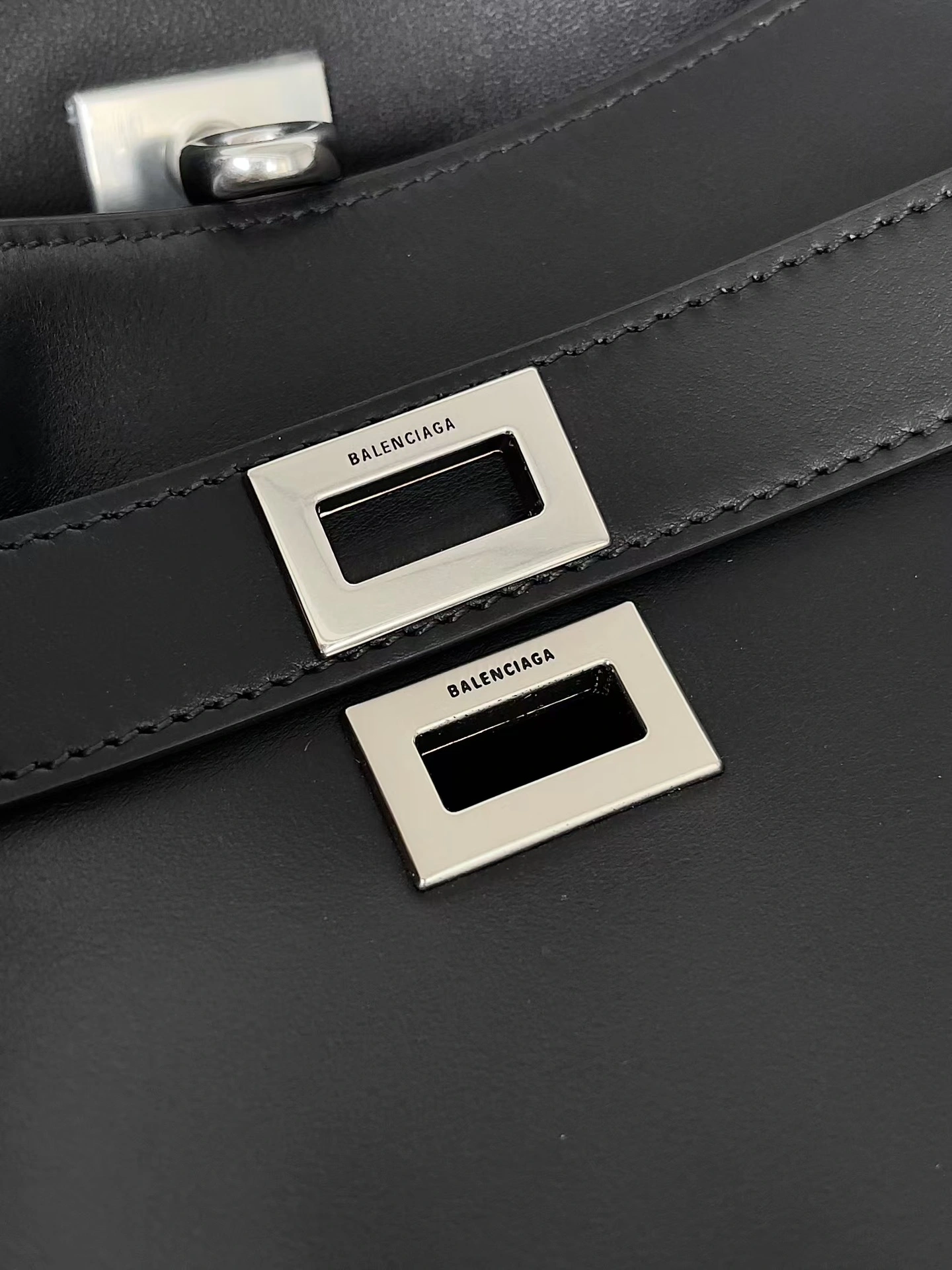 Budget-friendly Balenciaga Urban Chic Air Hobo Bag - 2024 Winter Collection