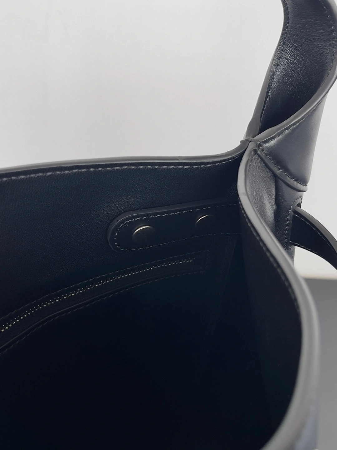 Precise copy Balenciaga Urban Elegance Air Hobo Bag - Winter 2024 Collection