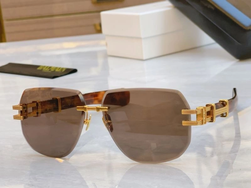 Accurate model Balmain Sunglasses