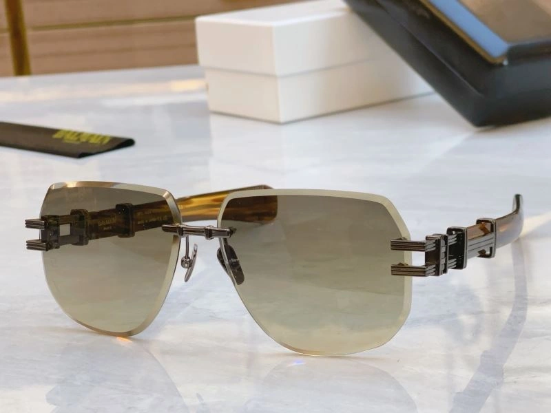 Accurate model Balmain Sunglasses