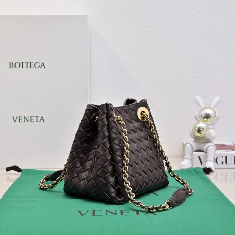 Top mirror Bottega Veneta Bucket Bags