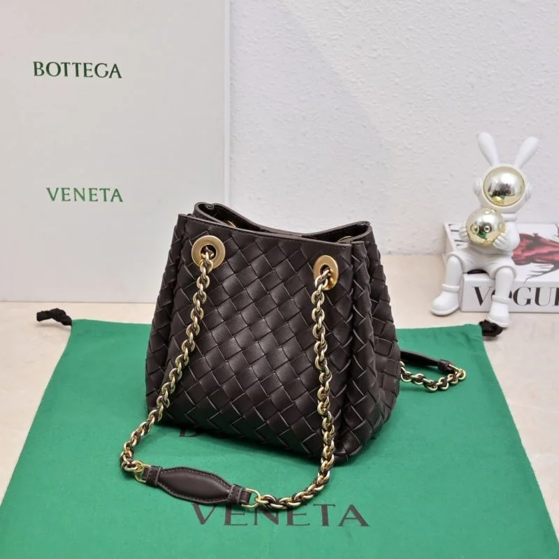 Top mirror Bottega Veneta Bucket Bags