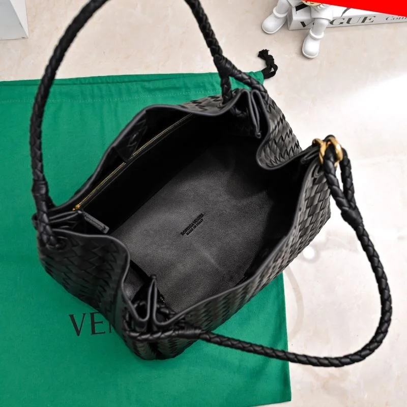 Top match Bottega Veneta Bucket Bags