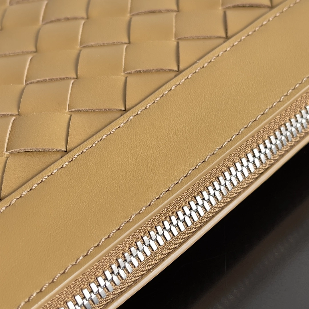 Inexpensive Bottega Veneta Clutch Bags