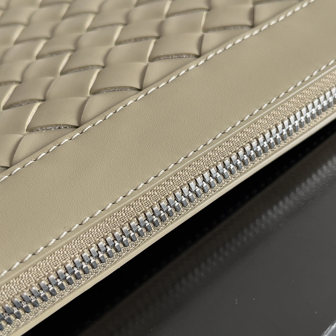 Accurate model Bottega Veneta Clutch Bags