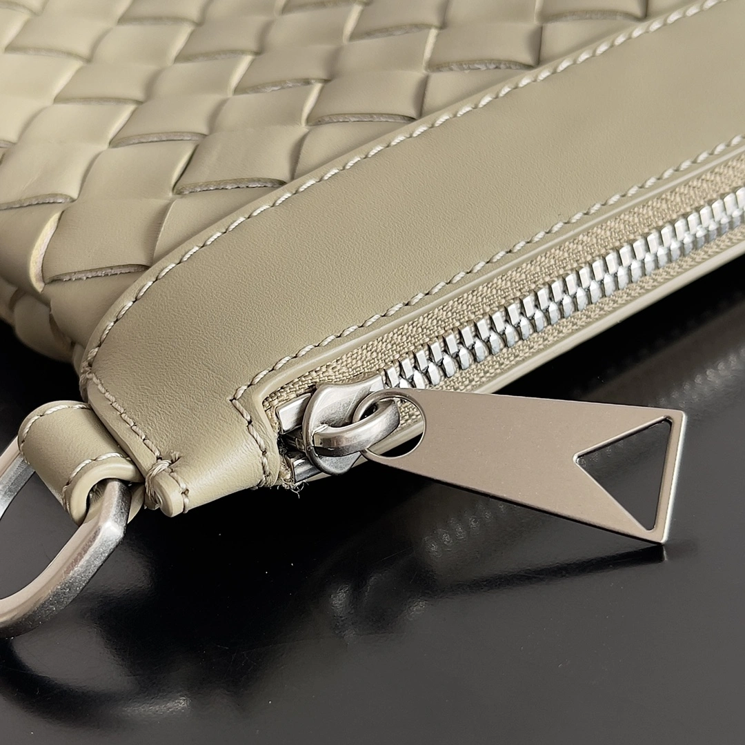 Accurate model Bottega Veneta Clutch Bags