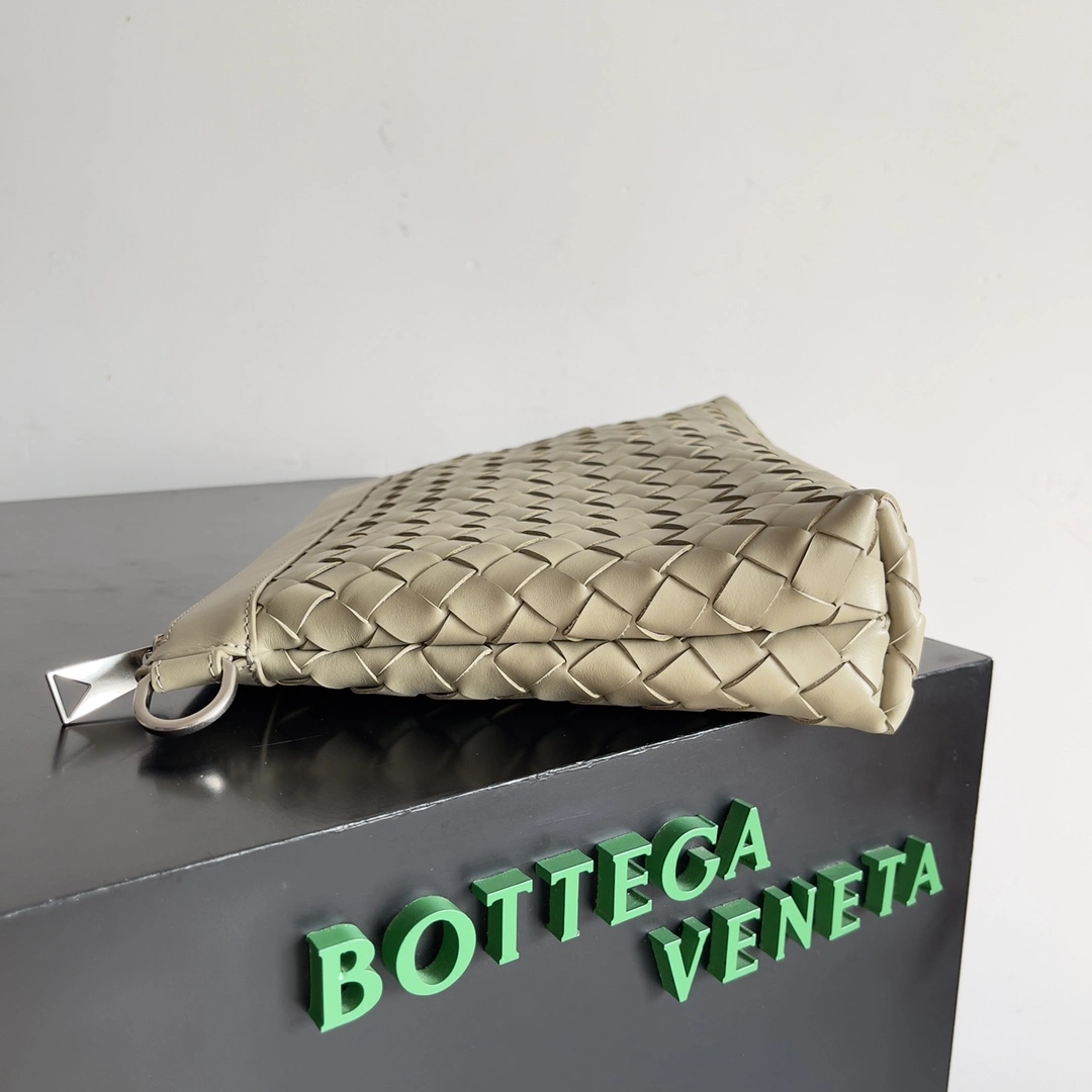 Accurate model Bottega Veneta Clutch Bags