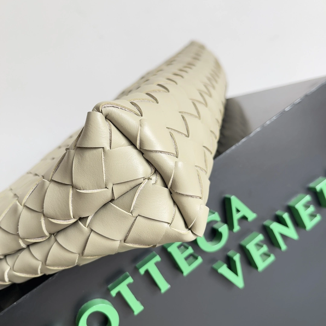 Accurate model Bottega Veneta Clutch Bags