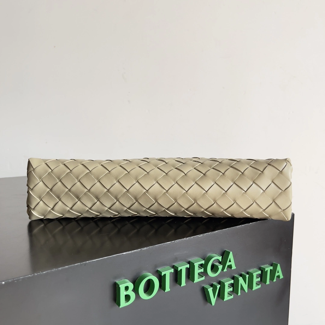 Accurate model Bottega Veneta Clutch Bags