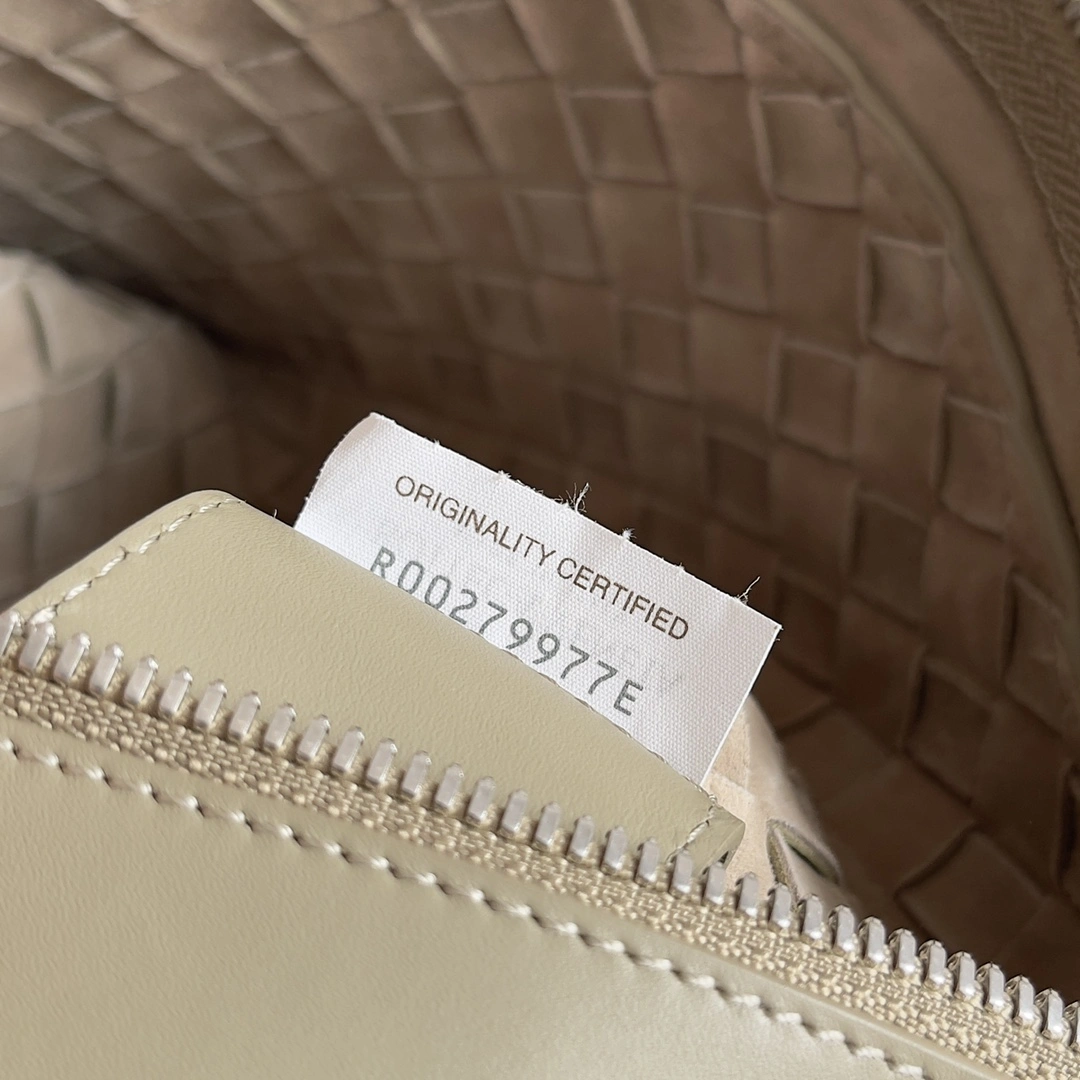 Accurate model Bottega Veneta Clutch Bags