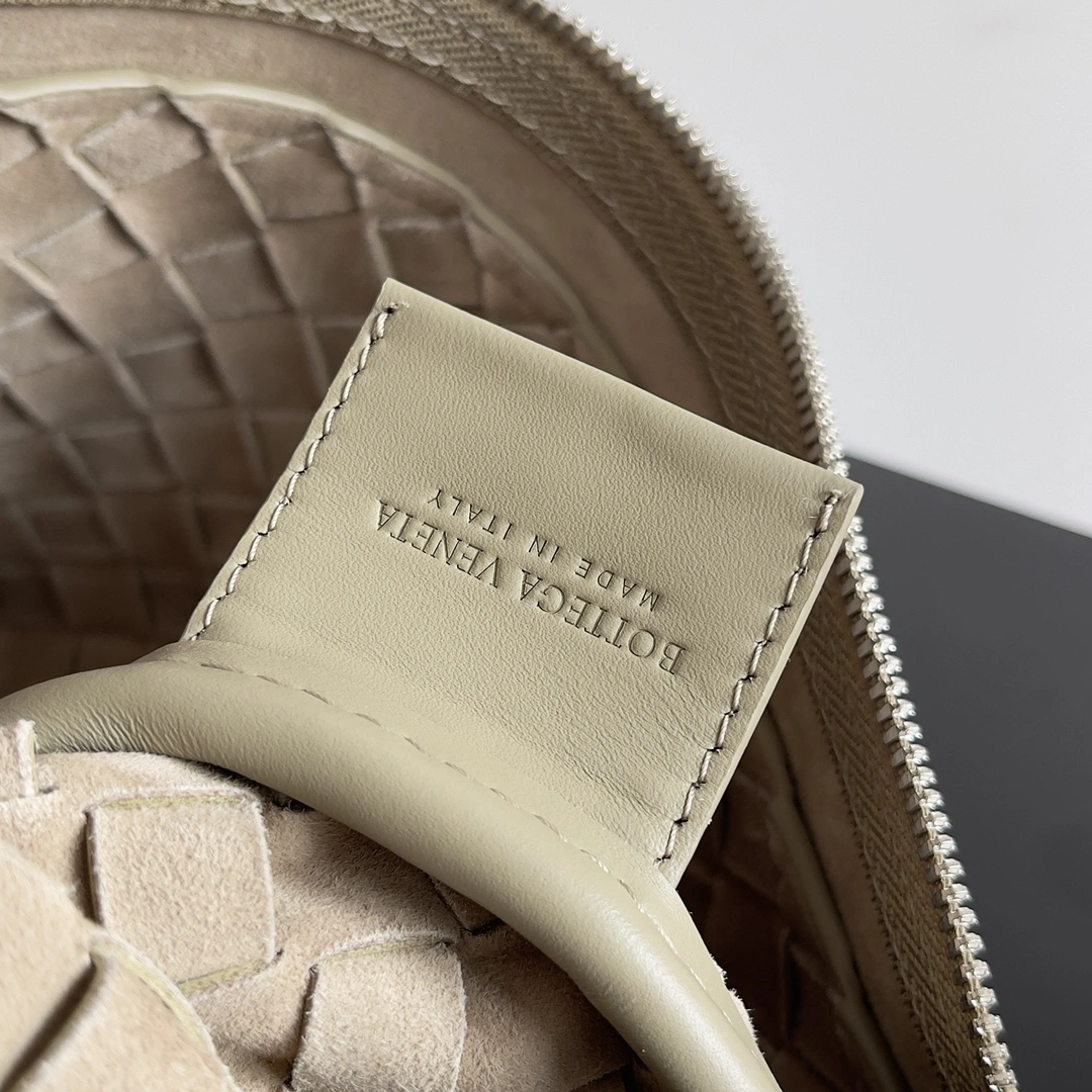 Accurate model Bottega Veneta Clutch Bags