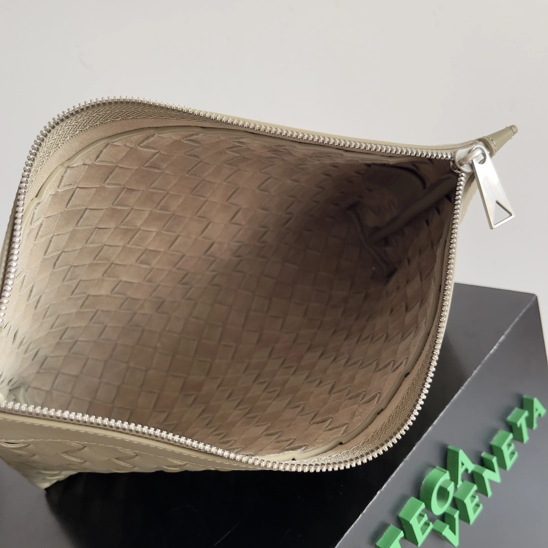 Accurate model Bottega Veneta Clutch Bags