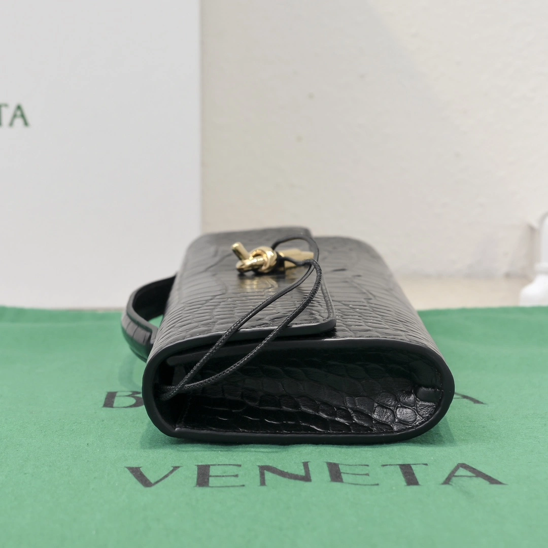 Brand-authenticated Bottega Veneta Clutch Bags