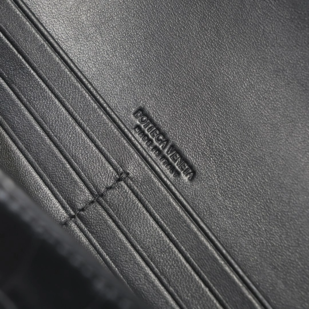 Brand-authenticated Bottega Veneta Clutch Bags
