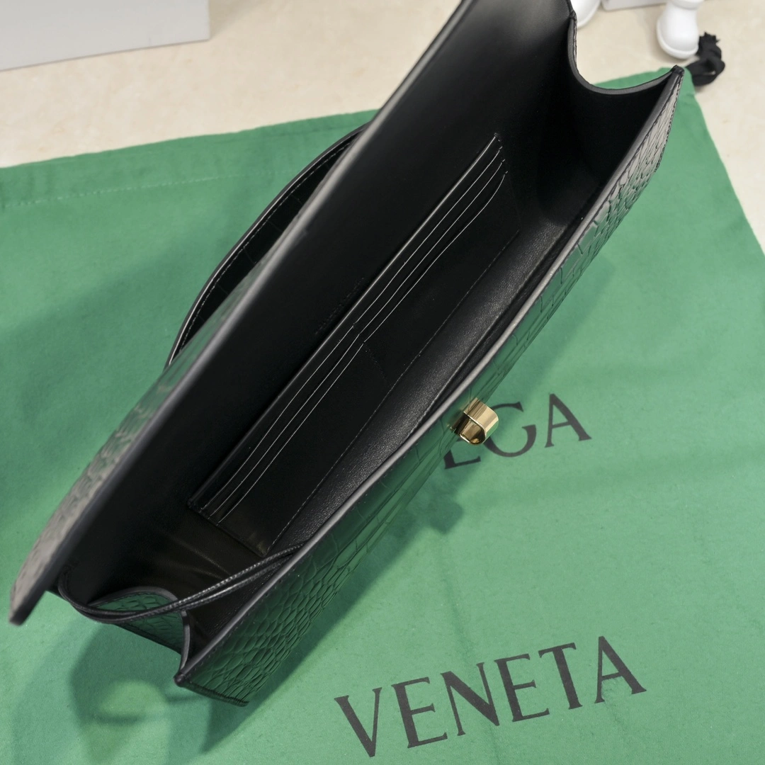 Brand-authenticated Bottega Veneta Clutch Bags