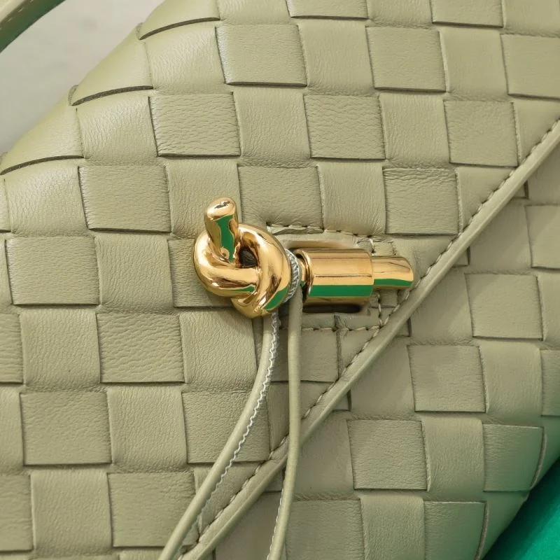 Bargain Bottega Veneta Clutch Bags