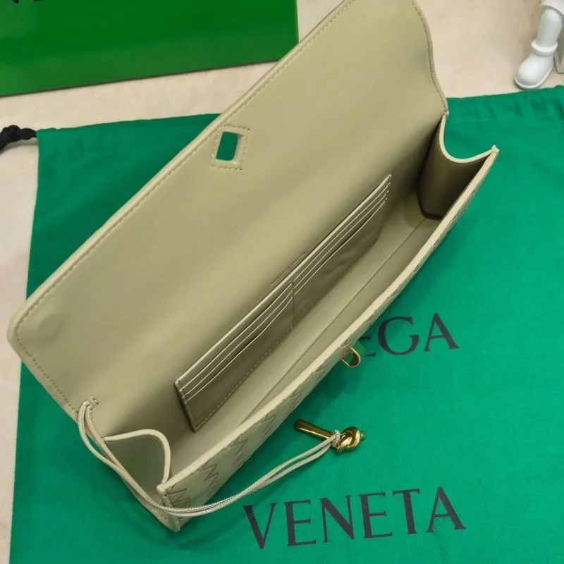 Bargain Bottega Veneta Clutch Bags