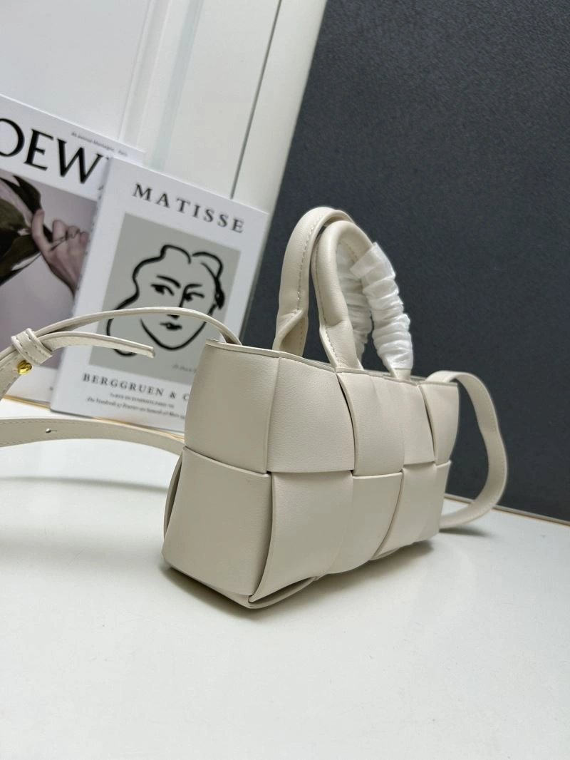 Accurate model Bottega Veneta Shopping Bags