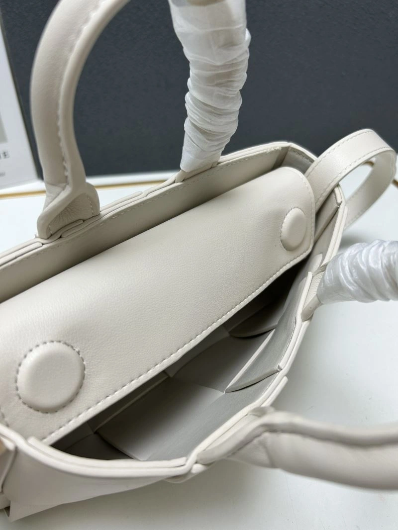 Accurate model Bottega Veneta Shopping Bags