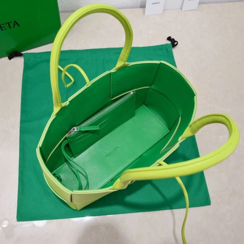 Accurate model Bottega Veneta Shopping Bags