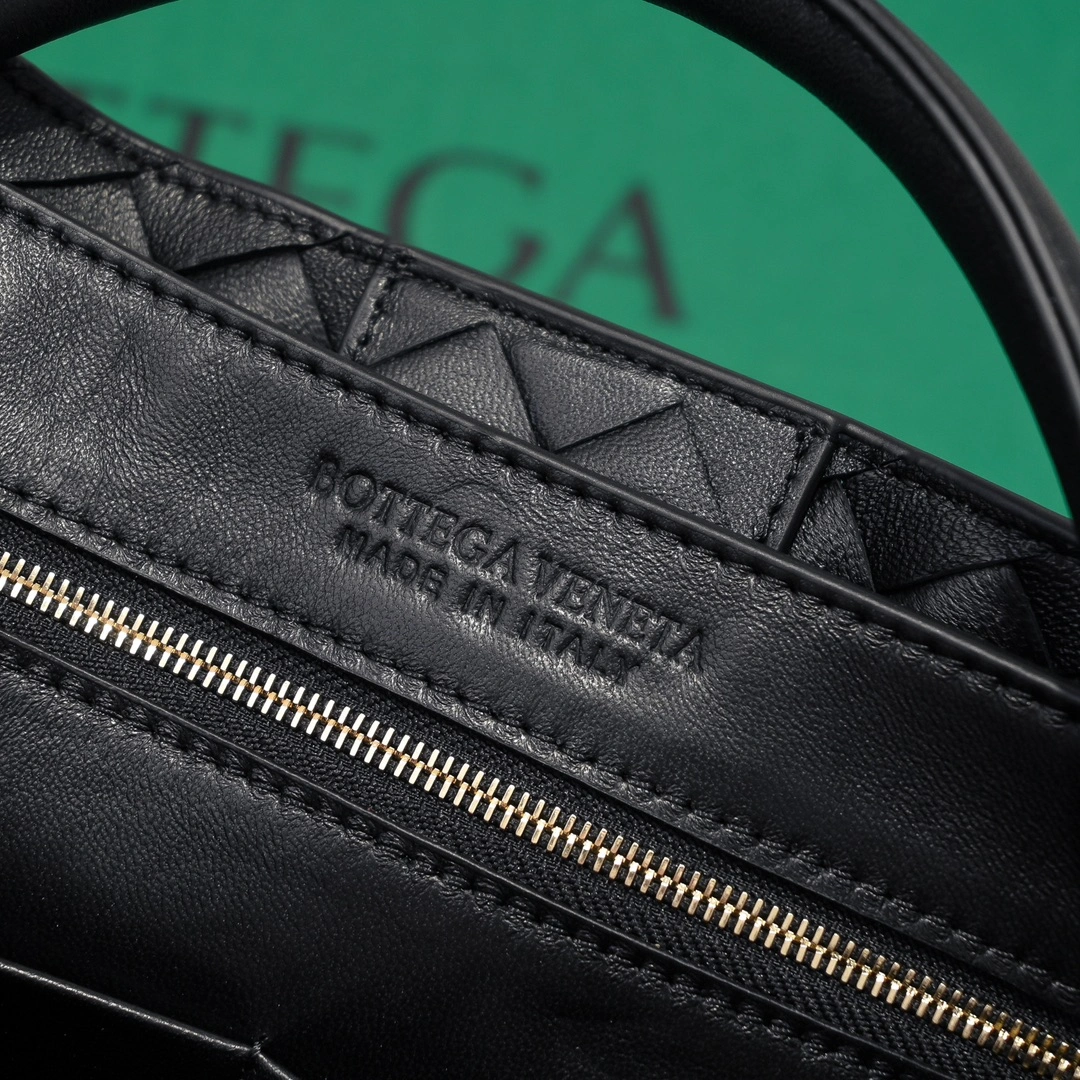 Accurate model Bottega Veneta Top Handle Bags