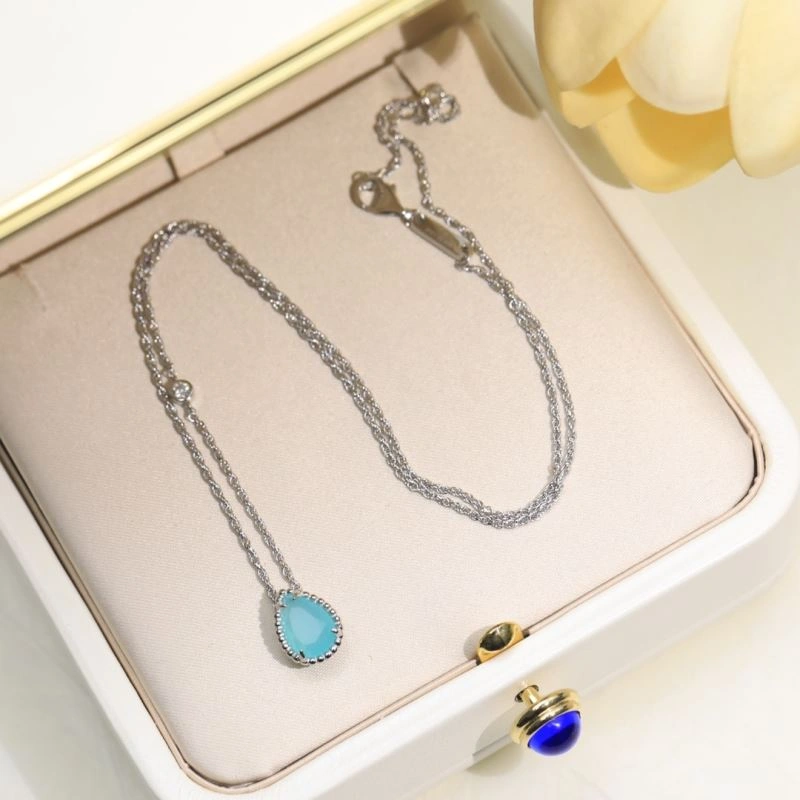 Indistinguishable Boucheron Necklaces