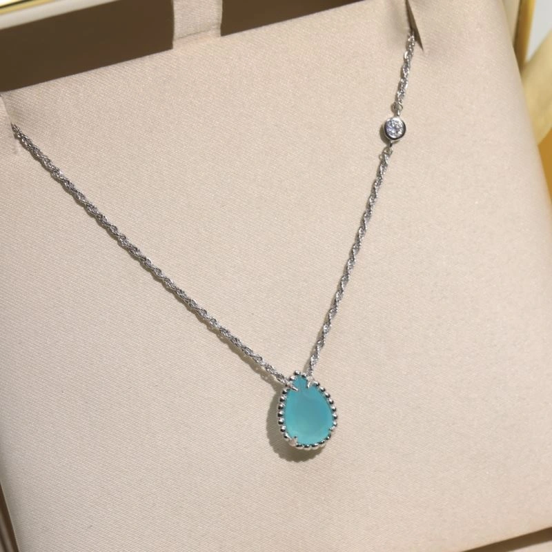 Indistinguishable Boucheron Necklaces