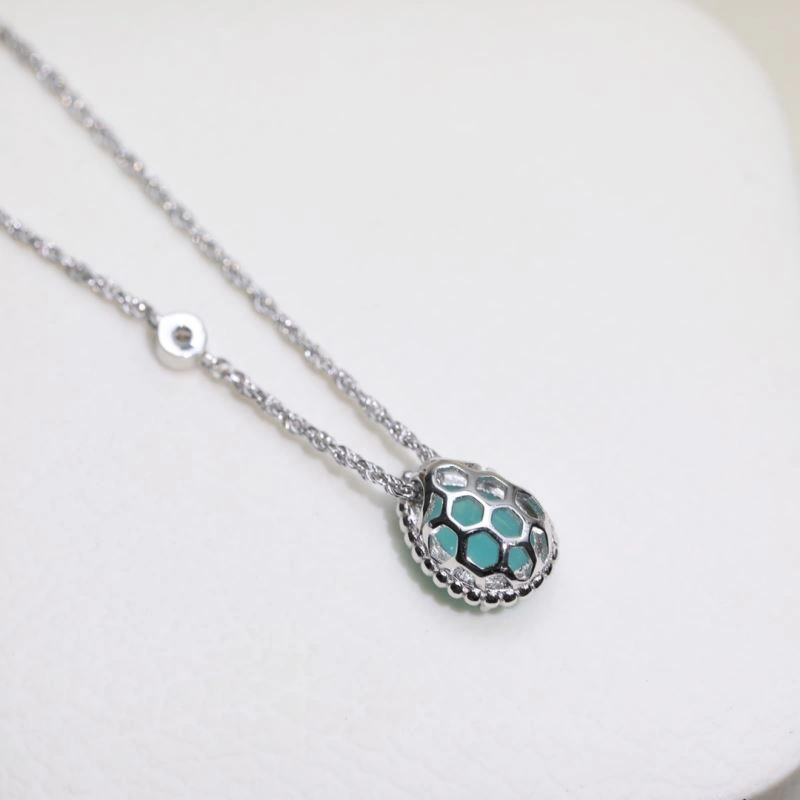 Indistinguishable Boucheron Necklaces