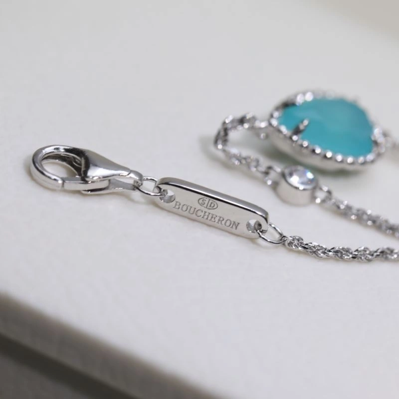Indistinguishable Boucheron Necklaces