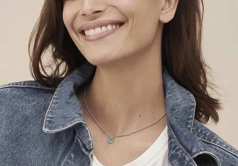 Indistinguishable Boucheron Necklaces
