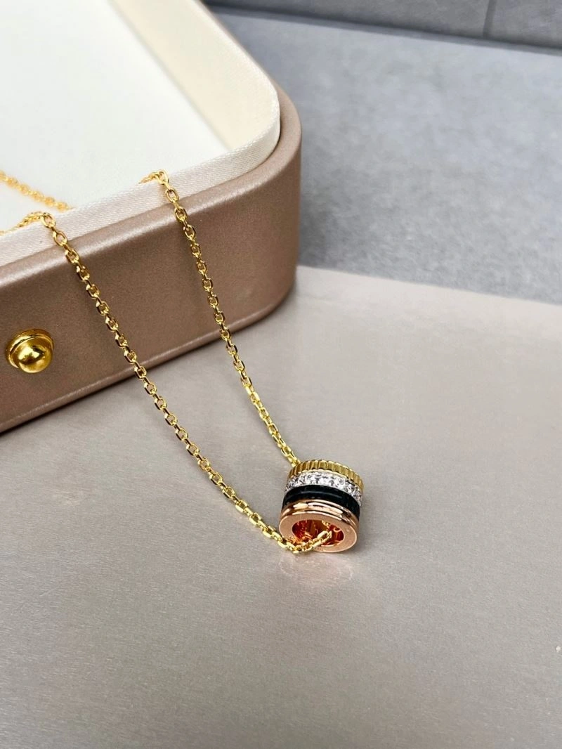 Indistinguishable Boucheron Necklaces
